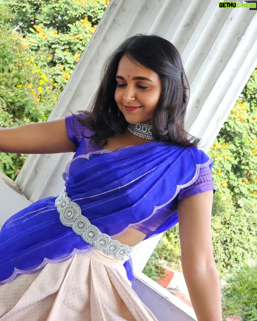 Actress Nisha Ravikrishnan HD Instagram Photos and Wallpapers December ...