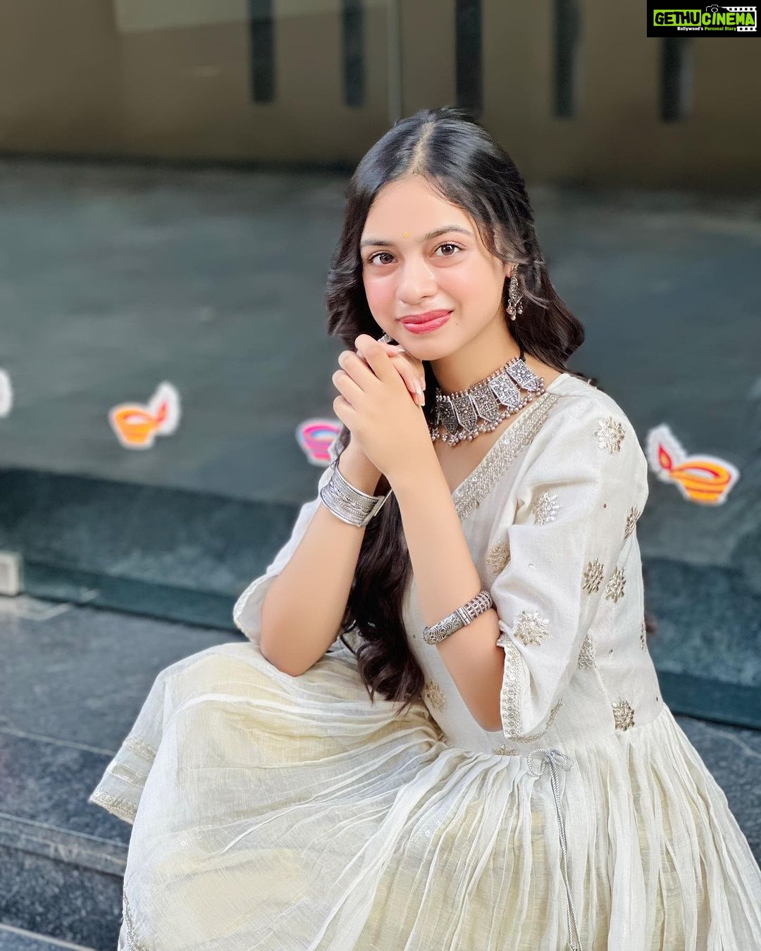 Nitanshi Goel Instagram – Happy Diwali loveliesss 🪔🪞 👗 @kirtiagarwal ...