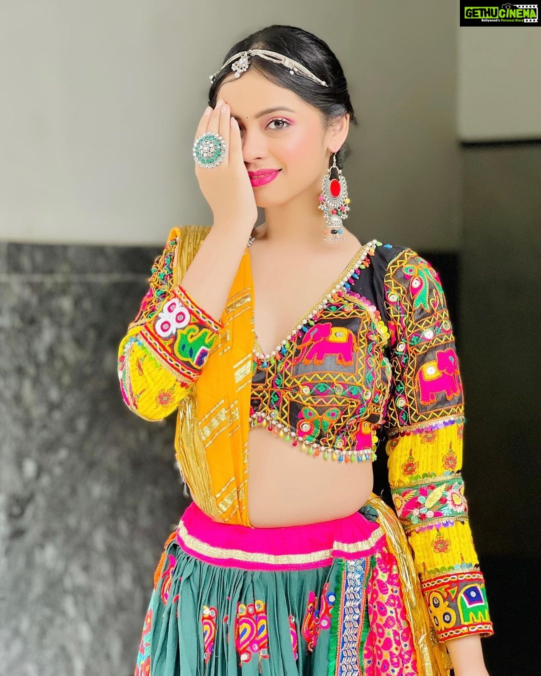 Nitanshi Goel Instagram – Alexa play ‘Desi Girl’ . . Outfit ...