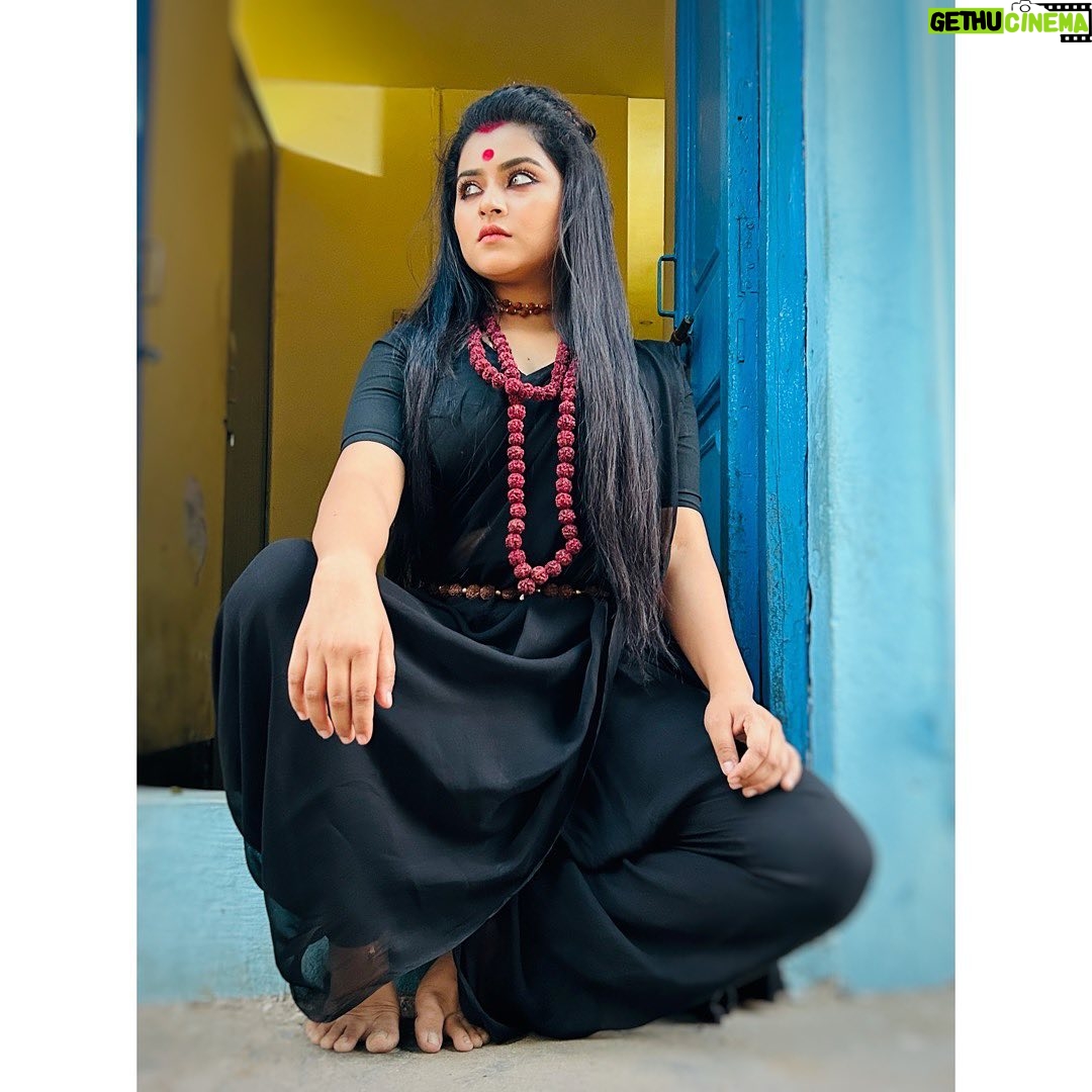 Oindrila Saha Instagram – Wohi shoonya hai wohi ikaai🙏🏻 Jiske bheetar basta Shiva hai🔱 ...