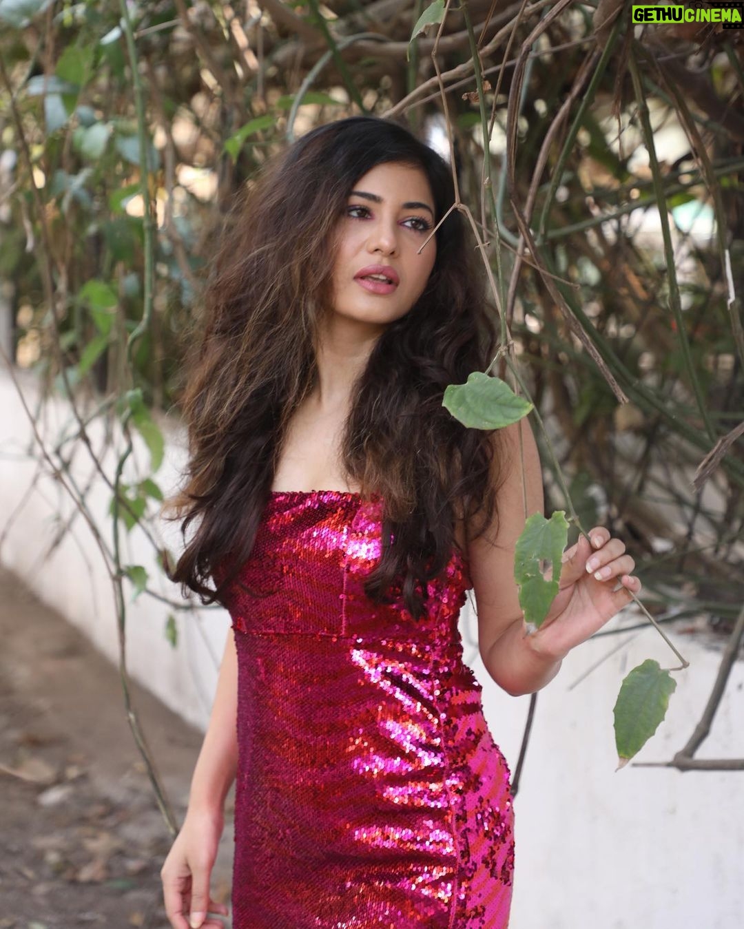 Poonam Rajput Instagram – लफ्ज़ तो करेंगे इशारा जाने का, तुम आंखें पढ़ ...