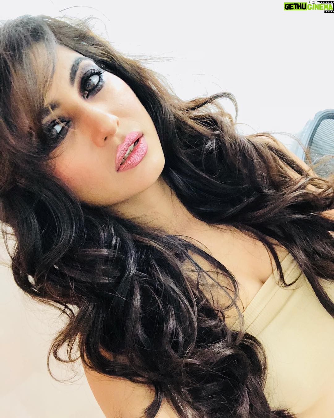 Poonam Rajput Instagram – Shootmode! 😍 #mua @shaanmu! | Gethu Cinema