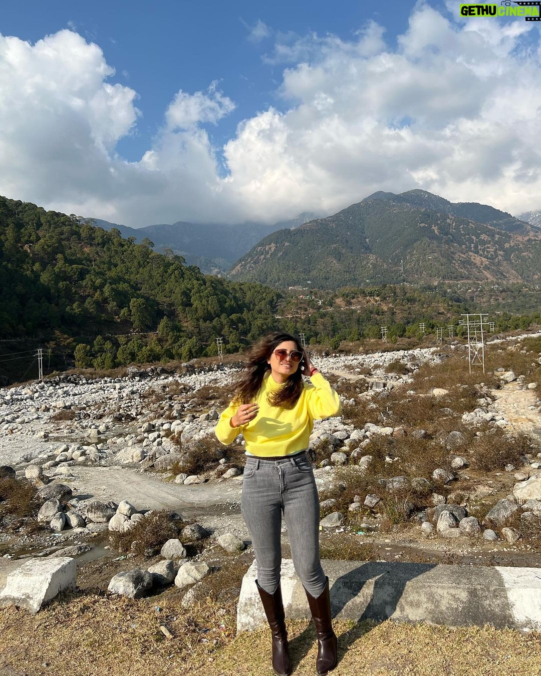 Poonam Rajput Instagram – 💛💛💛 #ootd #ootdfashion #himachalpradesh # ...