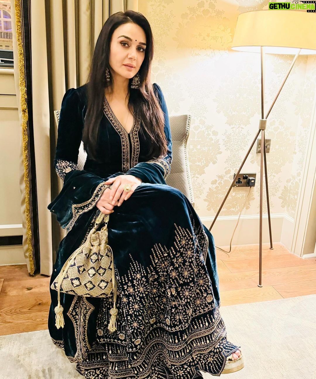 Preity Zinta Instagram – Diwali Mood 🪔💫🎉. #HappyDiwali. #Ting. Styled ...