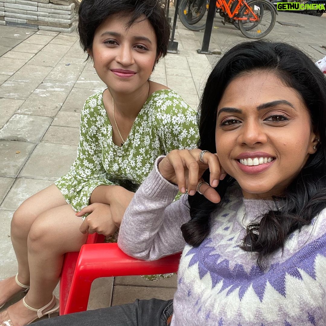 Ritika Shrotri Instagram – Bts from the sets of London Misal! Releasing ...