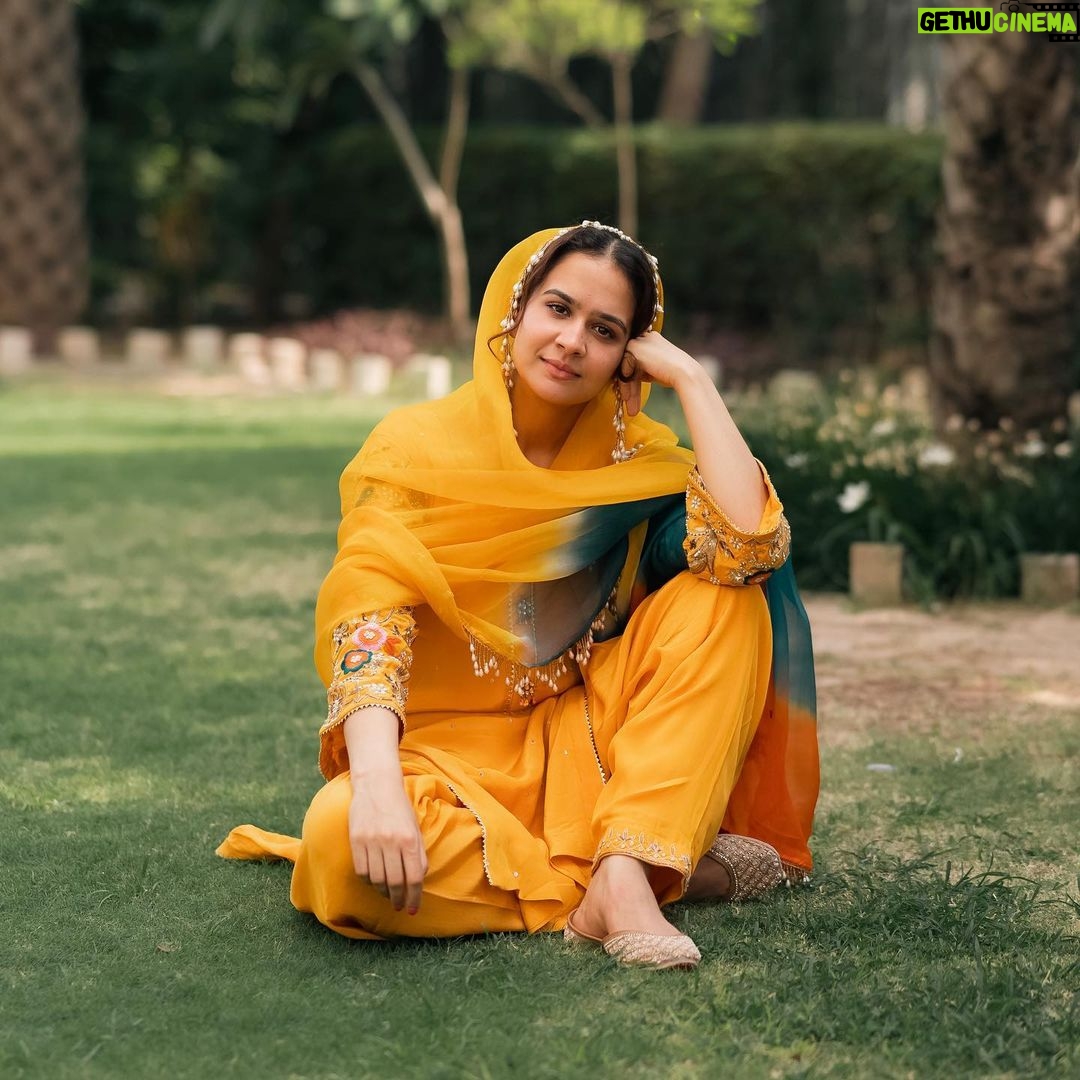 Roopi Gill Instagram – It’s own vibe 🤭🐥🤍 📸: @canonsinghh Outfit ...