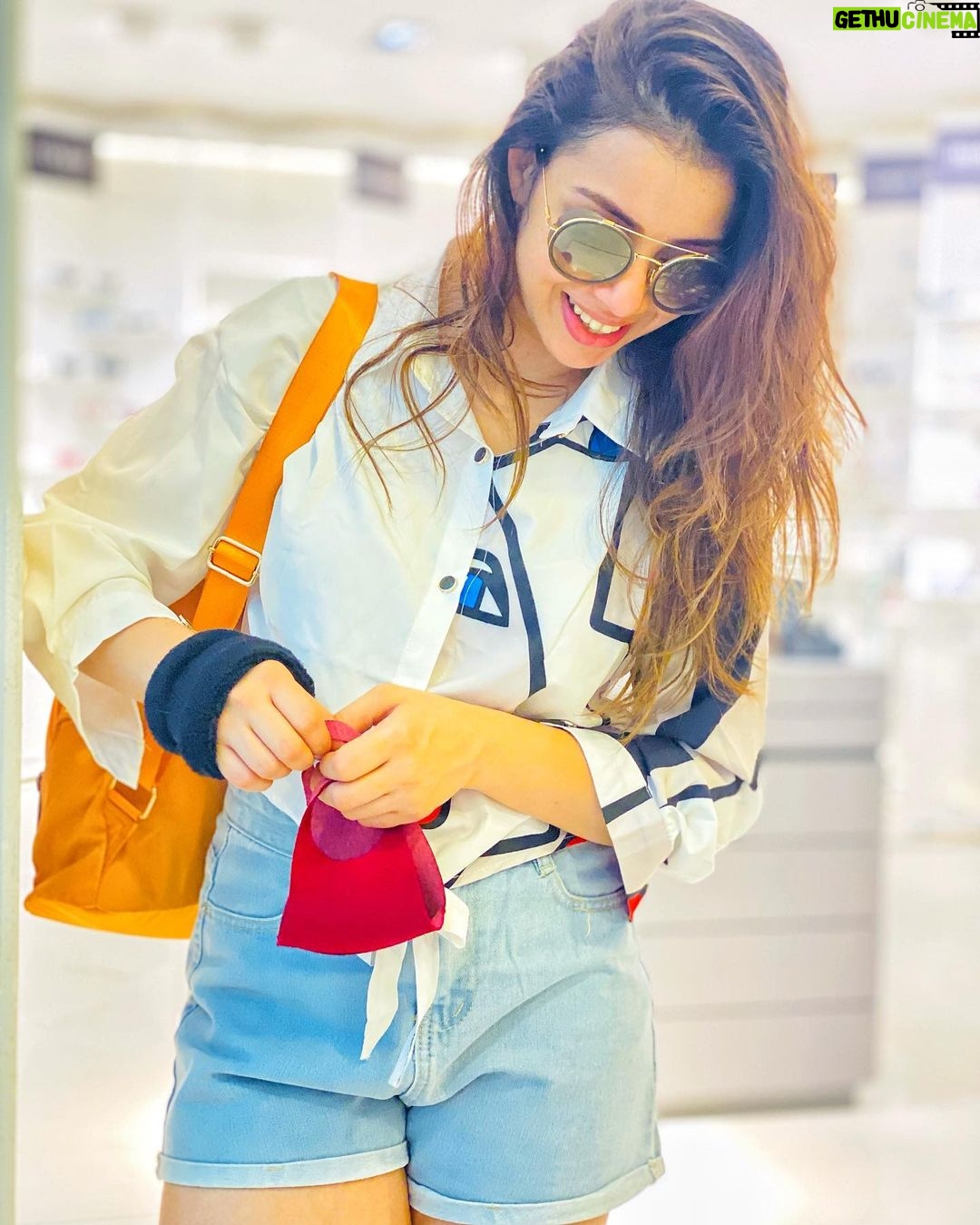 Sehrish Ali Instagram – Happy girls are the prettiest Wearing @enzo ...