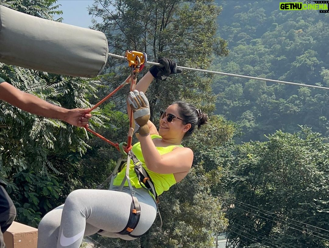 Sumona Chakravarti Instagram – Zipping into October 💚 🦋🌿⛰️ Pahado Mein. | Gethu Cinema