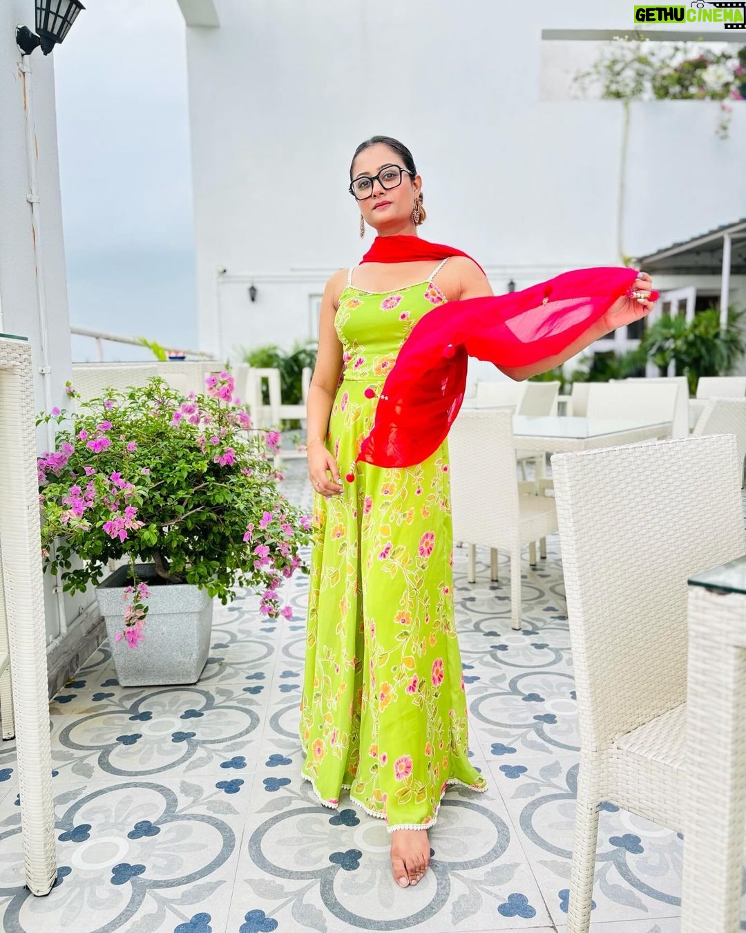 Tonni Laha Roy Instagram – 🌸 Beautiful floral dress🌸Get pujo ready with ...