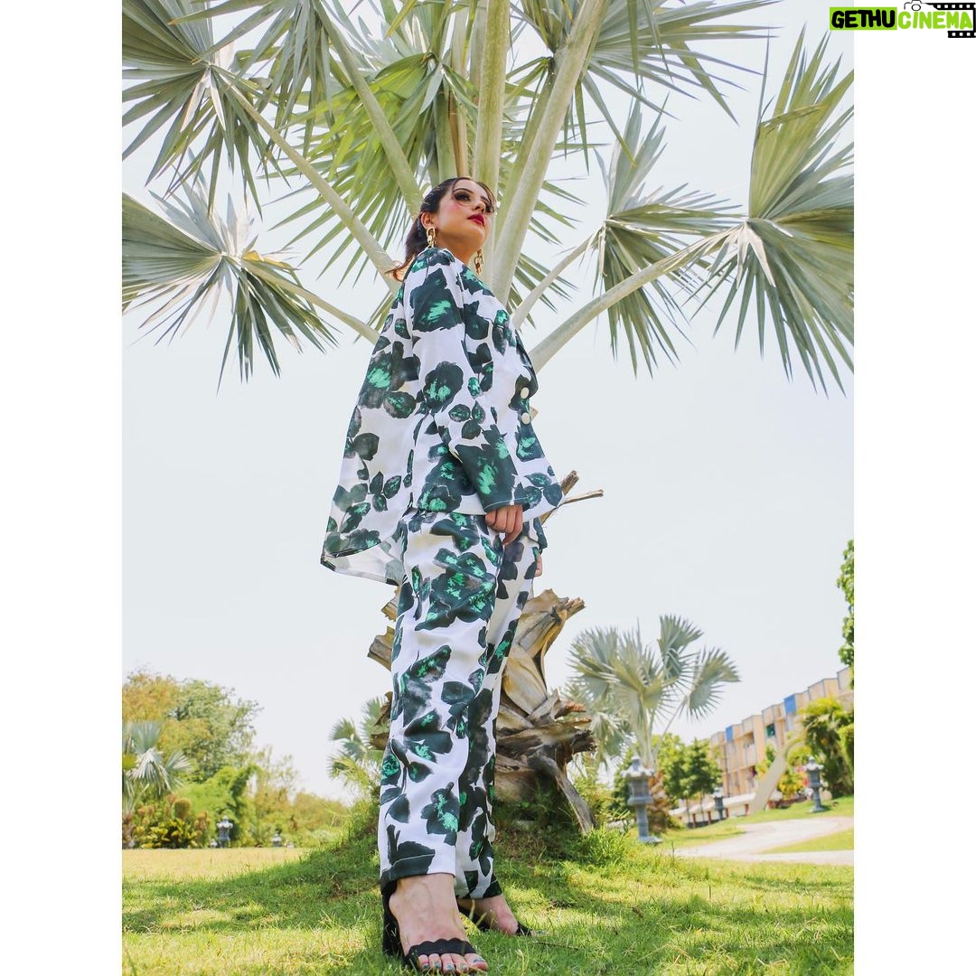 Tunisha Sharma Instagram – Blessed, thankful and focused. Outfit ...