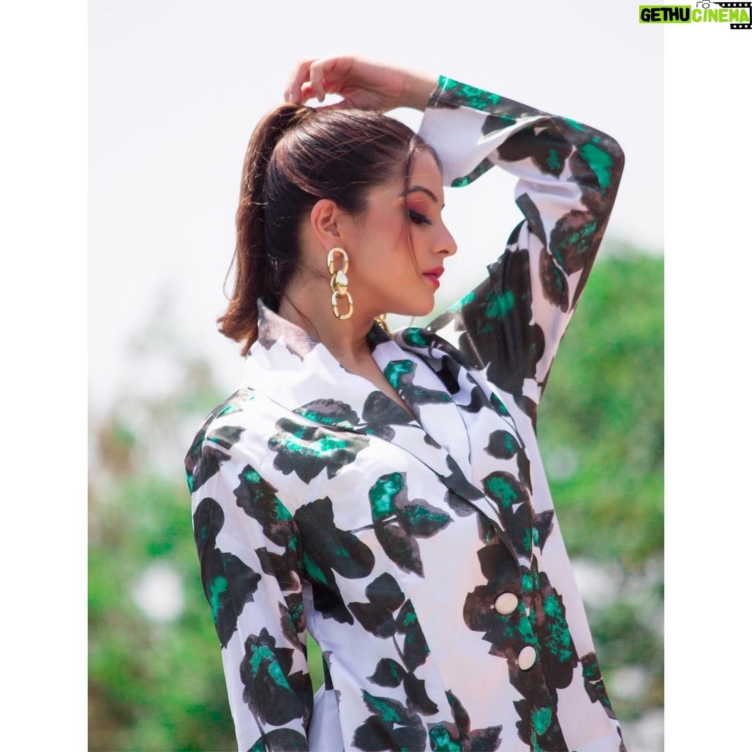 Tunisha Sharma Instagram – Welcome to the boss lady tribe. Outfit ...