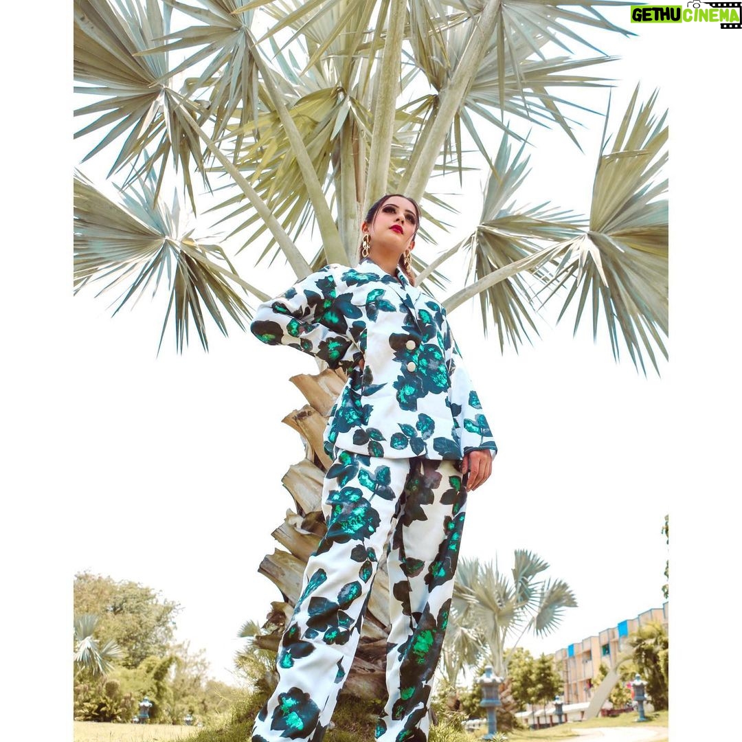 Tunisha Sharma Instagram – Blessed, thankful and focused. Outfit ...