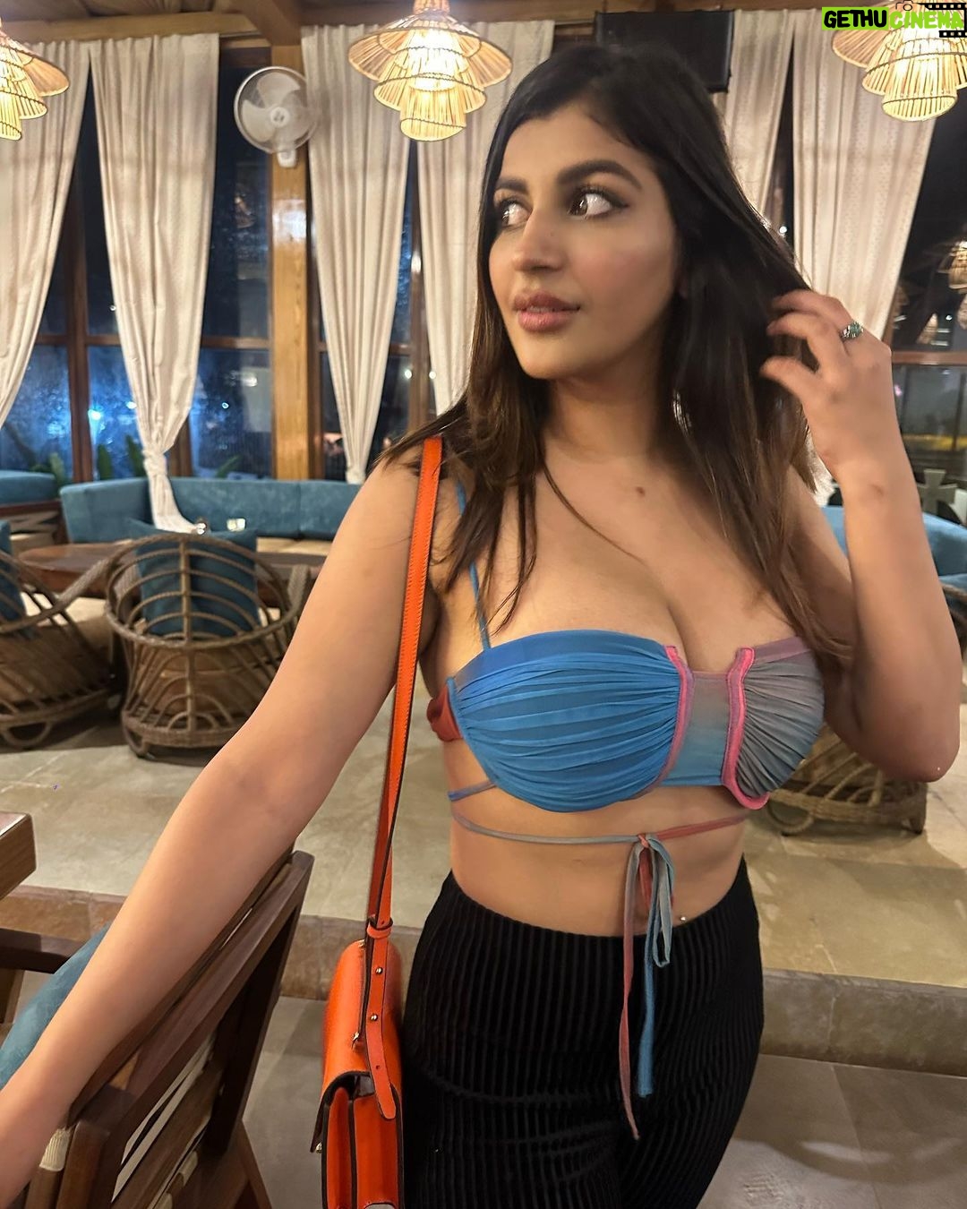 Yaashika Aanand Instagram – No GPS , but it’s my turn 🙈 🤍 . Choose ur fav 🙄 | Gethu Cinema