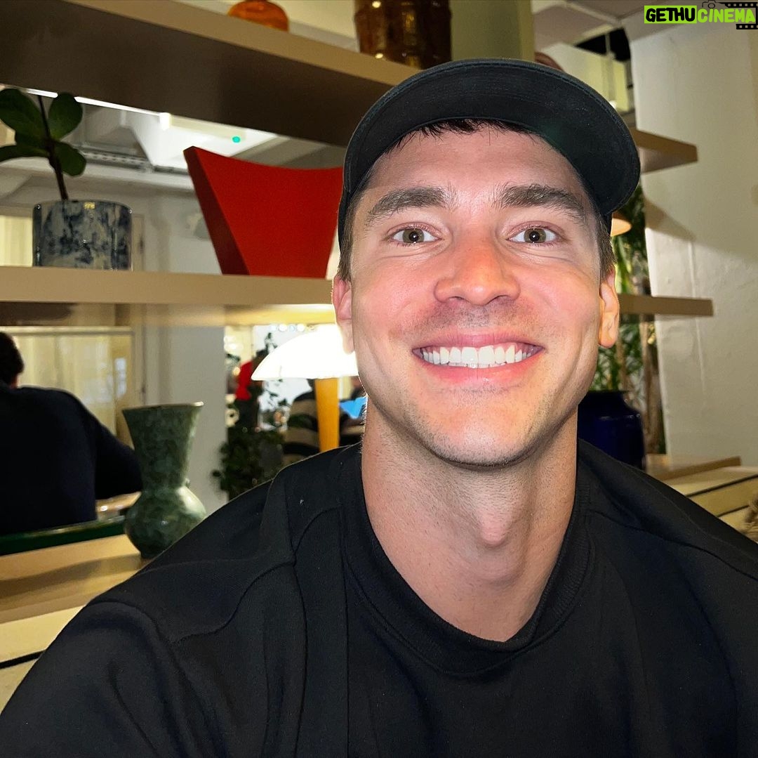 Andrew Neighbors Most Liked Photos and Posts | Gethu Cinema