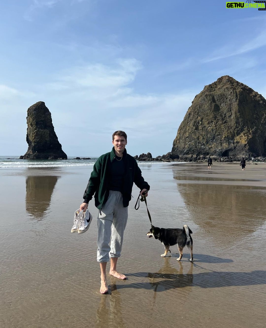 Andrew Neighbors Most Liked Photos and Posts | Gethu Cinema