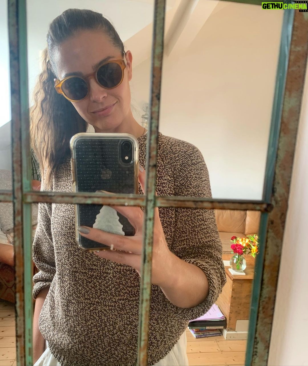 Anna Passey Instagram – Crimped hair and winter sun 💫 🕶 from ...