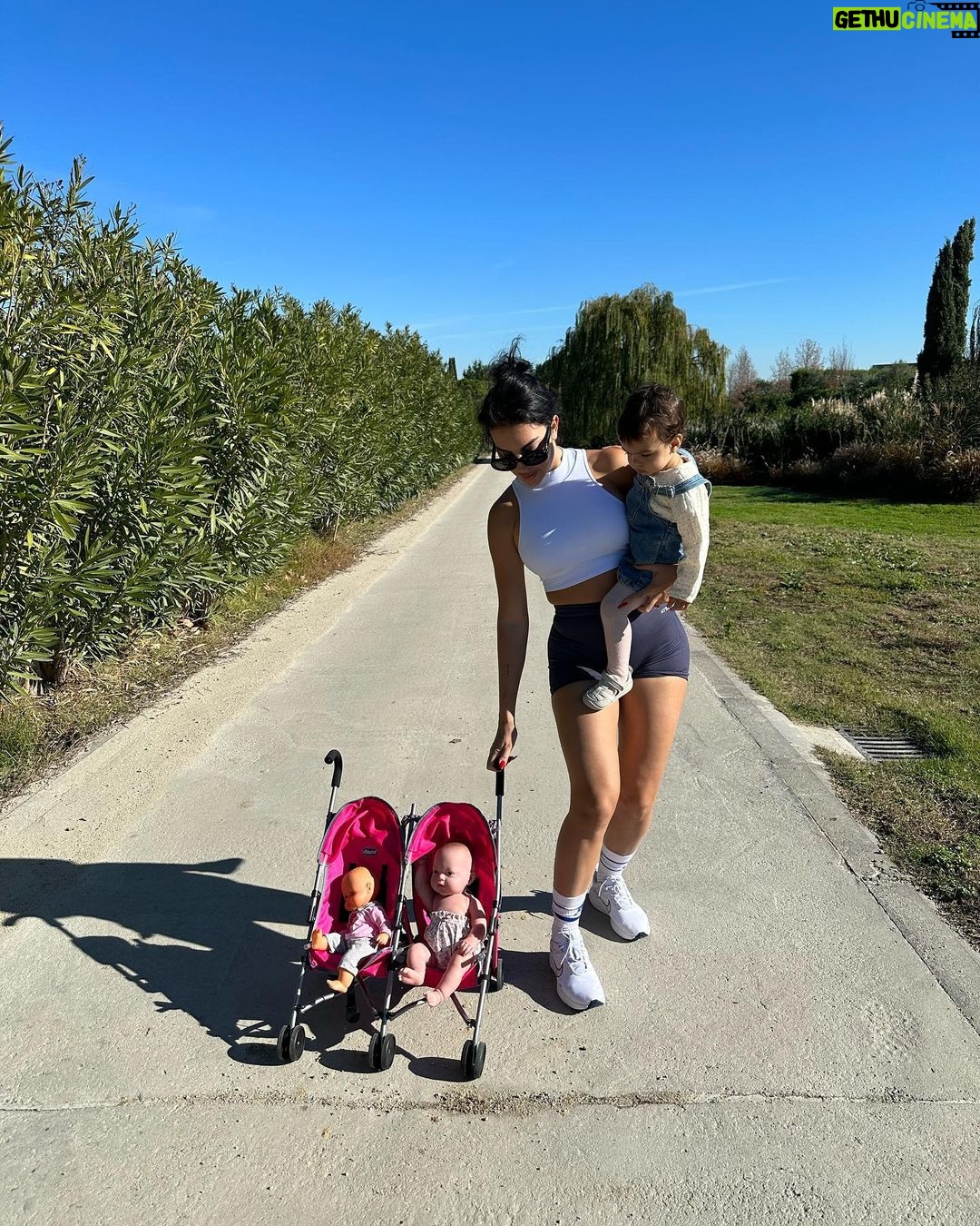 Georgina Rodríguez Instagram – Fases de un paseo “tranquilo” ️ @alo #ad ...