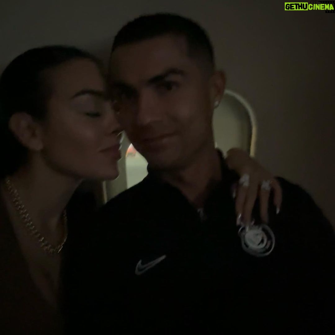 Georgina Rodríguez Instagram – @alo 🌃🛫🌚💙 #ad | Gethu Cinema