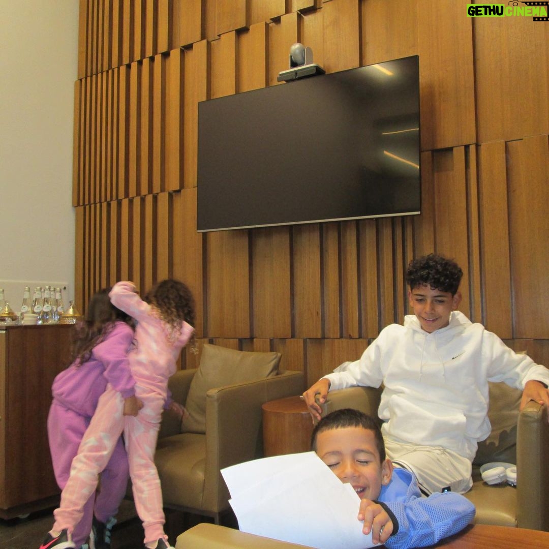 Georgina Rodríguez Instagram – @alo 🌃🛫🌚💙 #ad | Gethu Cinema