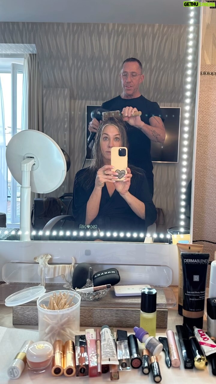 Jennifer Aniston Instagram – See ya 2023 👋🏼Grateful 🙏🏼 ️Happy New Year ...