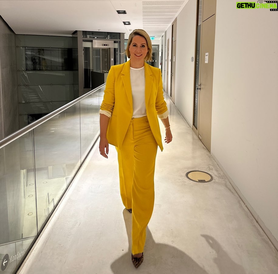 Judith Rakers Instagram – Auf gehts ins Studio. Um 22 Uhr begrüßen wir ...