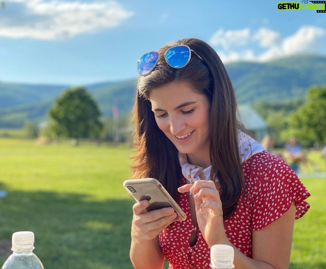 Kaitlan Collins Instagram – Keep your phone close, and your friends six ...