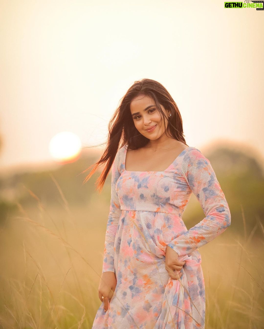 Actress Kanmani Manoharan HD Instagram Photos and Wallpapers December ...