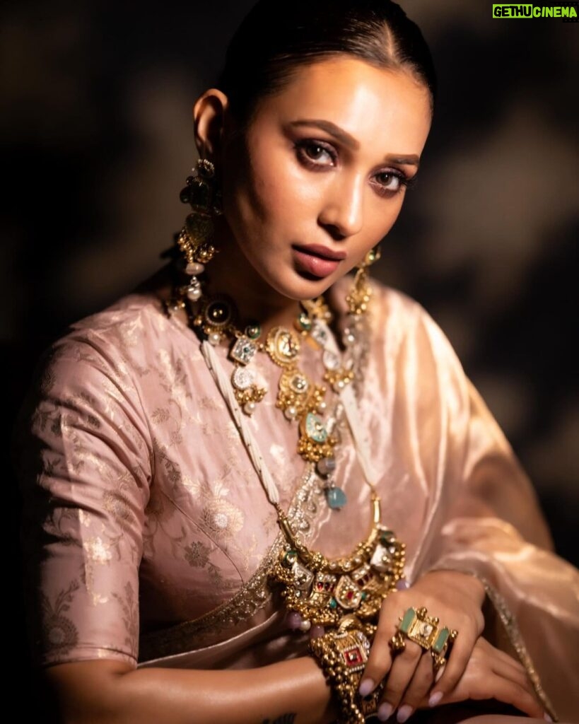 Actress Mimi Chakraborty HD Instagram Photos and Wallpapers December ...