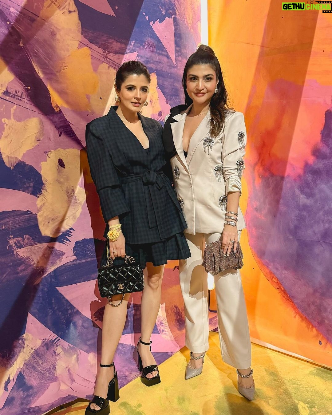 Natasha Luthra Instagram – Paper Fantasia with @hermes 🧡🌈 What a fab ...