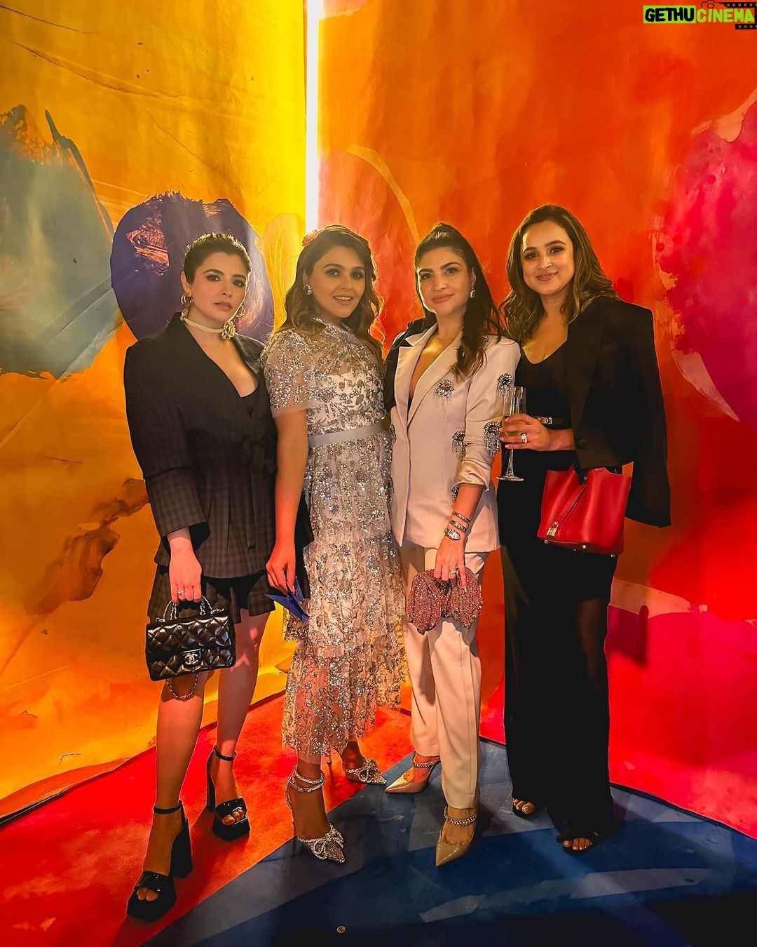 Natasha Luthra Instagram – Paper Fantasia with @hermes 🧡🌈 What a fab ...