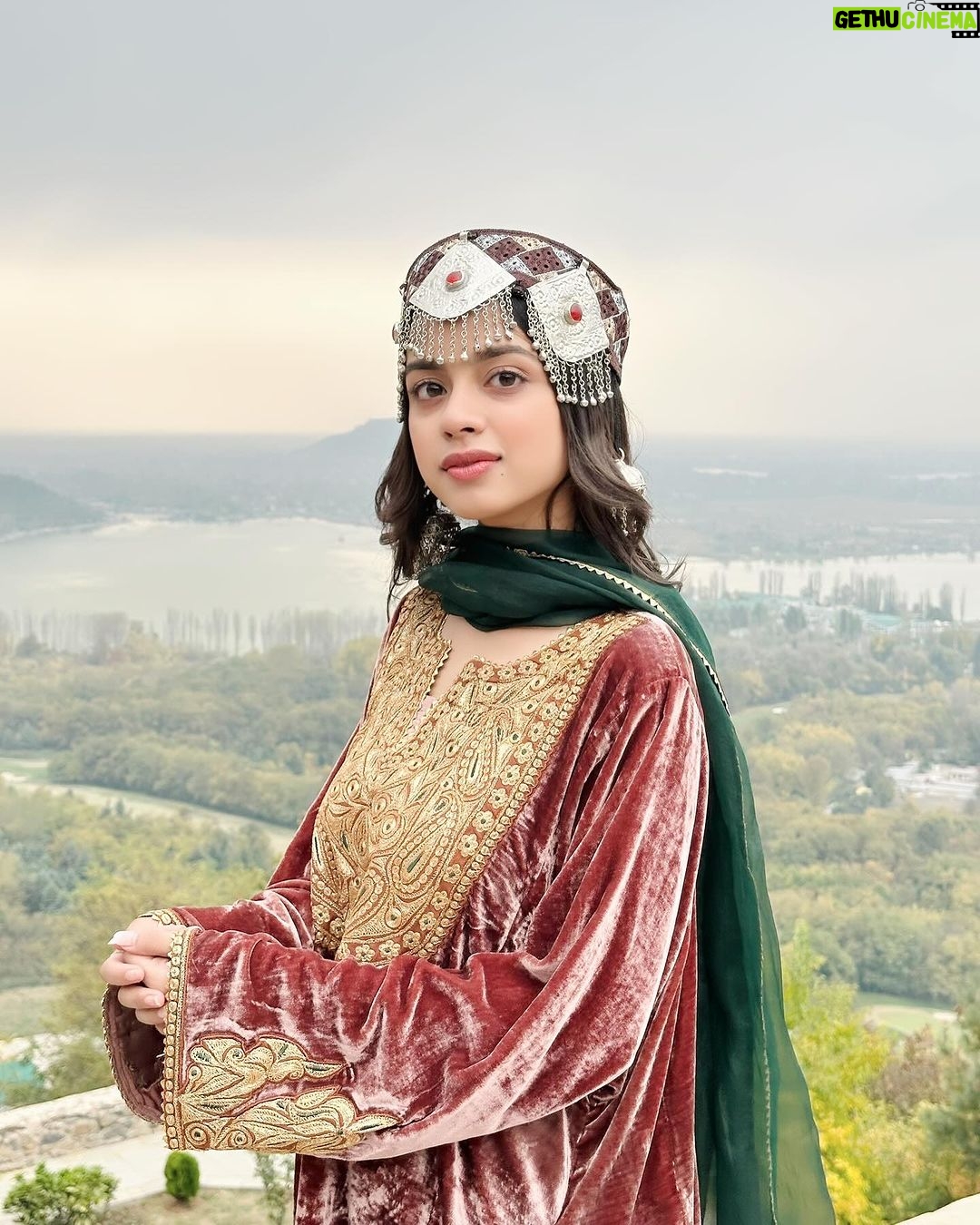 Nitanshi Goel Instagram – Kashmir Ki Kali 🌷 . #nitanshigoel # ...