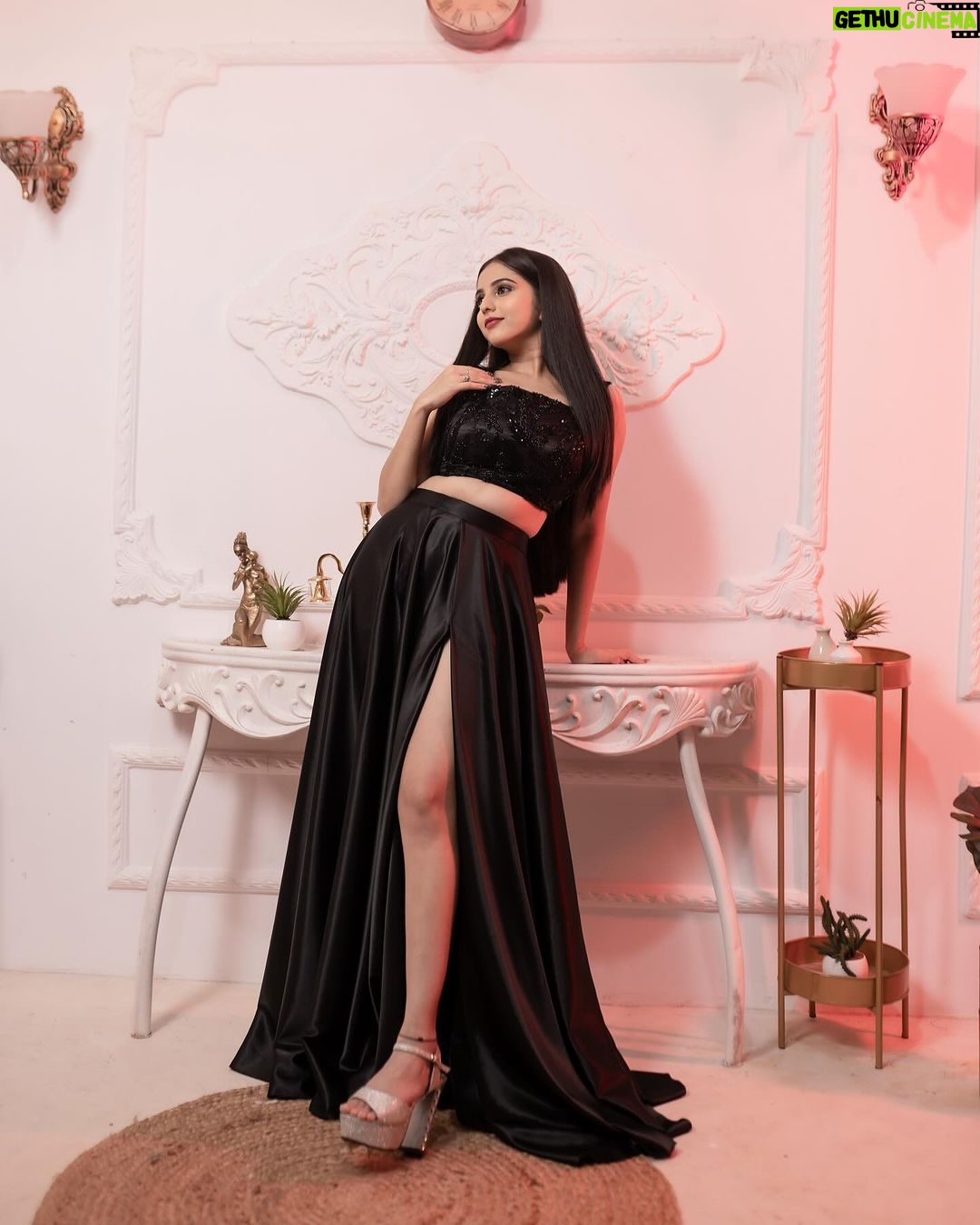 Niveditha Gowda Most Liked Photos and Posts | Gethu Cinema