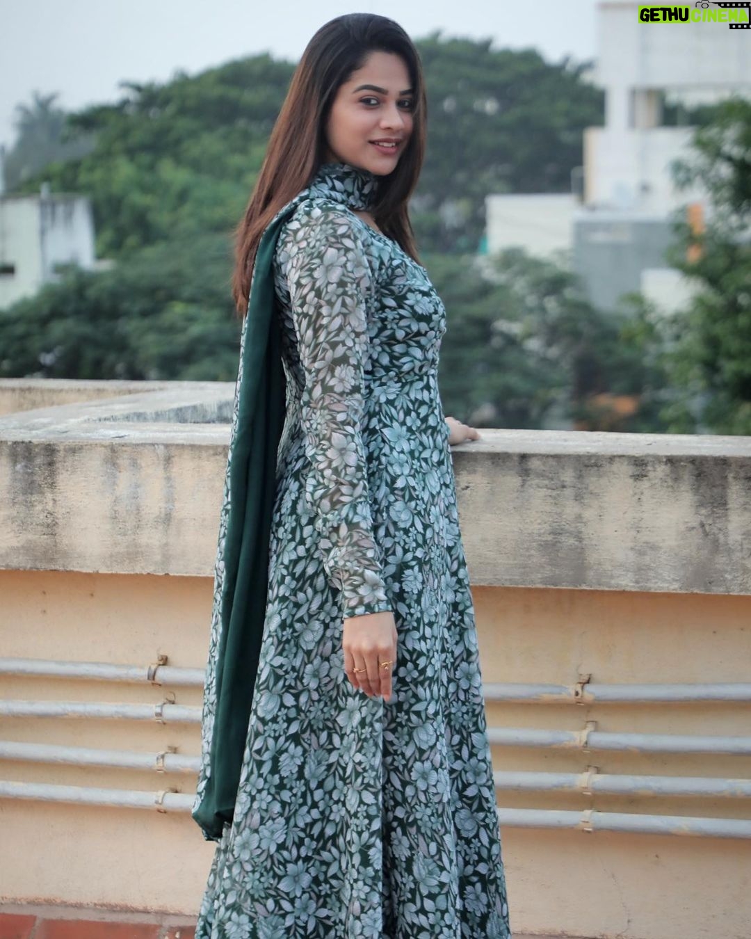 Parveen Instagram – மேகமோ அவள் மாய பூ திரள் தேன் அலை சுழல் தேவதை நிழல்🤍 ...