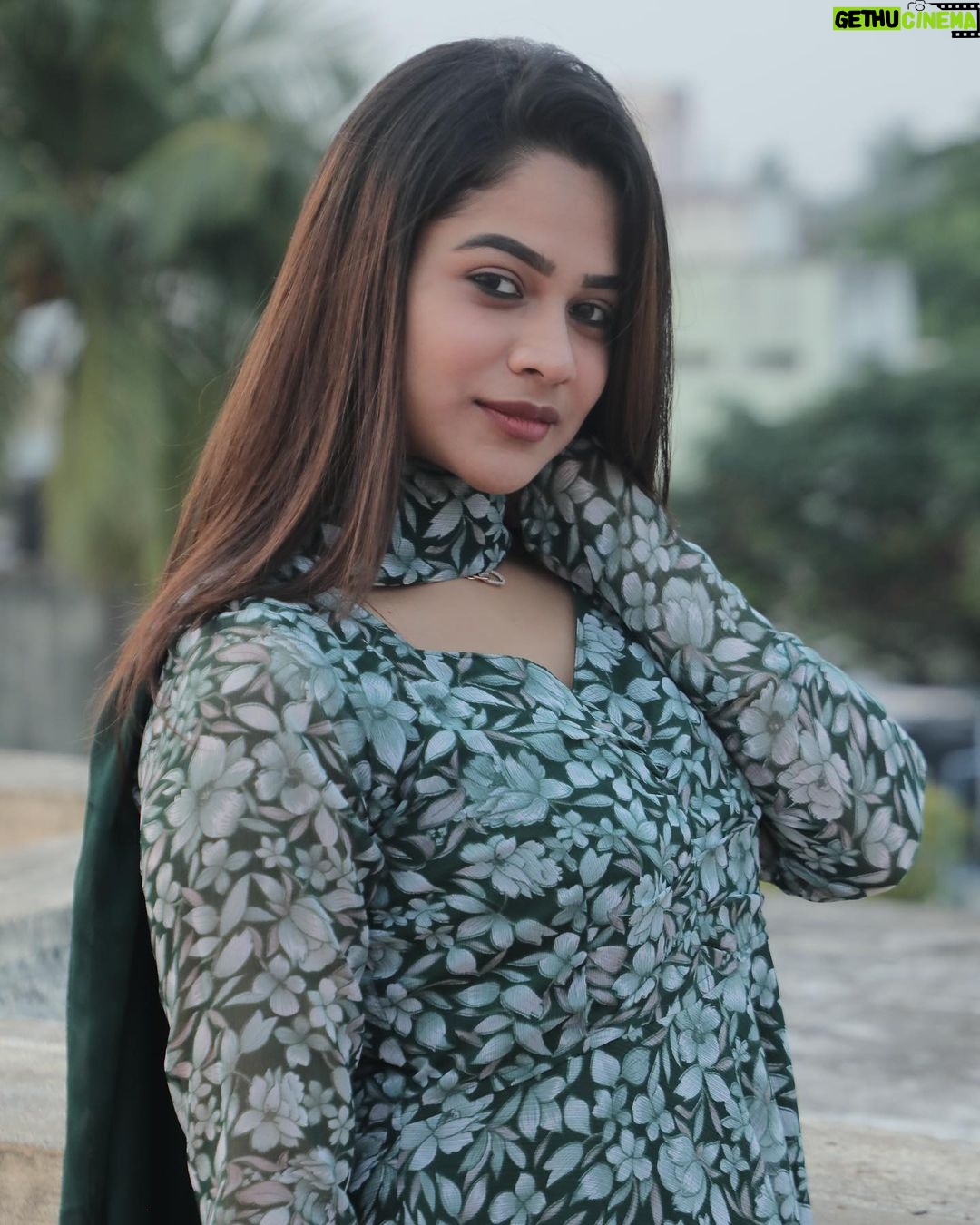 Parveen Instagram – மேகமோ அவள் மாய பூ திரள் தேன் அலை சுழல் தேவதை நிழல்🤍 ...