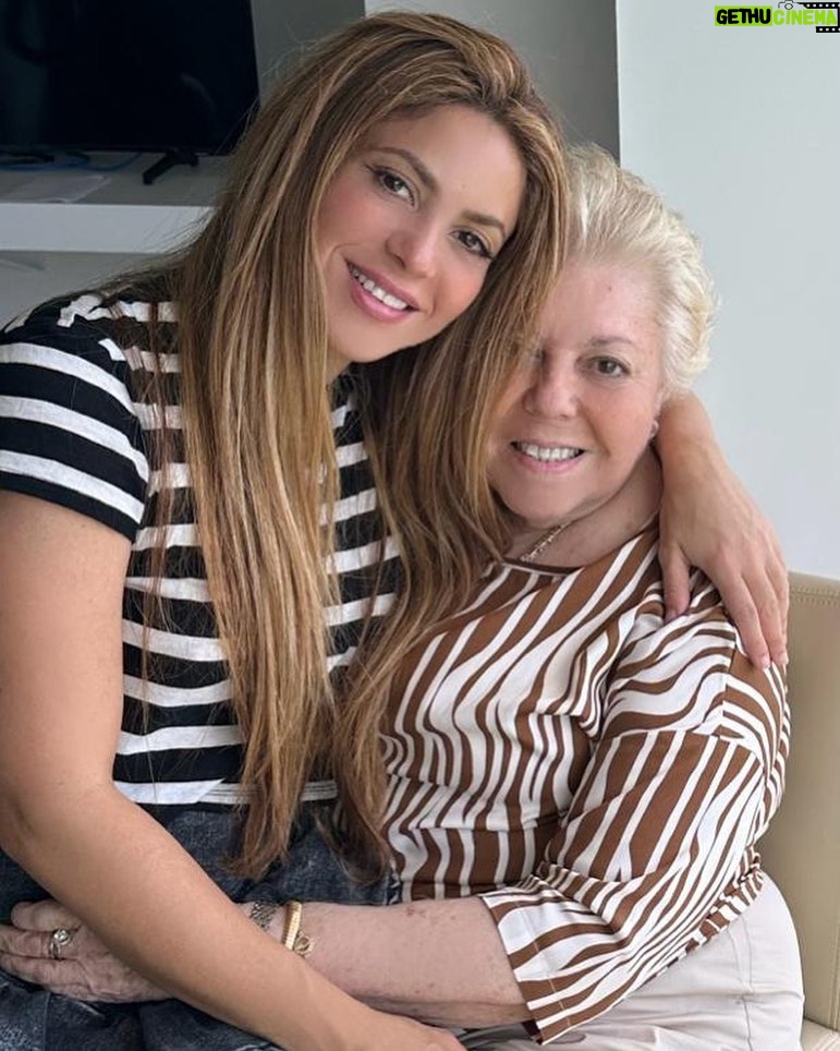 Shakira Instagram – Yes, at my age and still sit on my mom’s lap ...