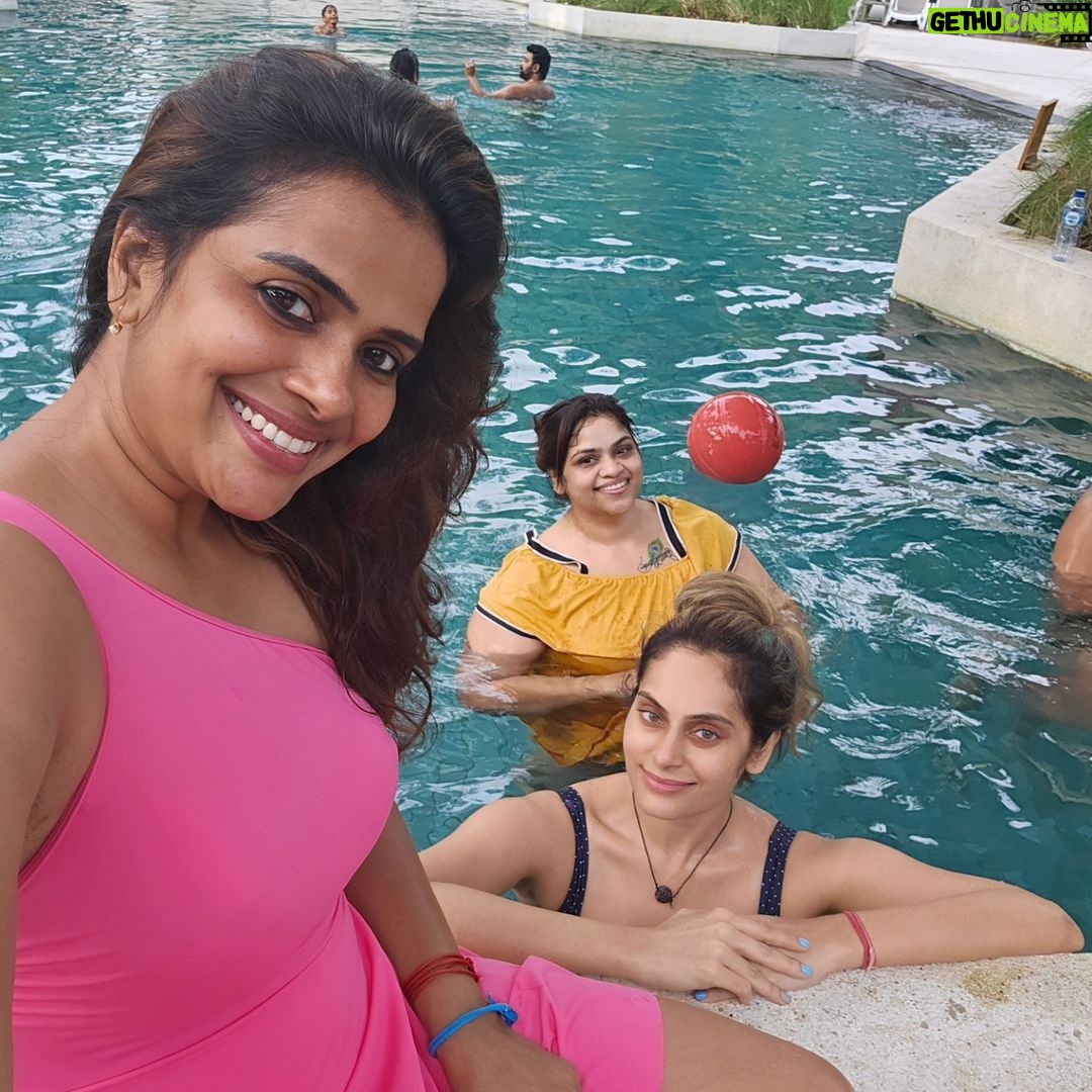 Shrutika Instagram – #poolday #beachvibes #familytime #instamood The ...