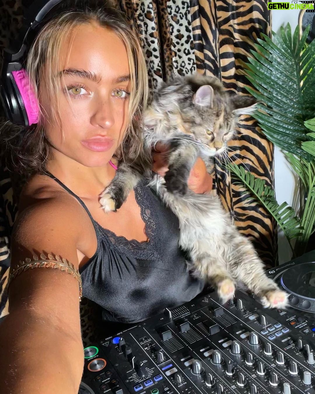 Actress Sommer Ray HD Instagram Photos and Wallpapers August 2023 ...