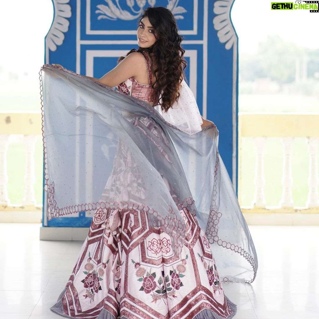 Twinkle Arora Instagram – Chunni meri rang de . . . . Outfit: @ka ...