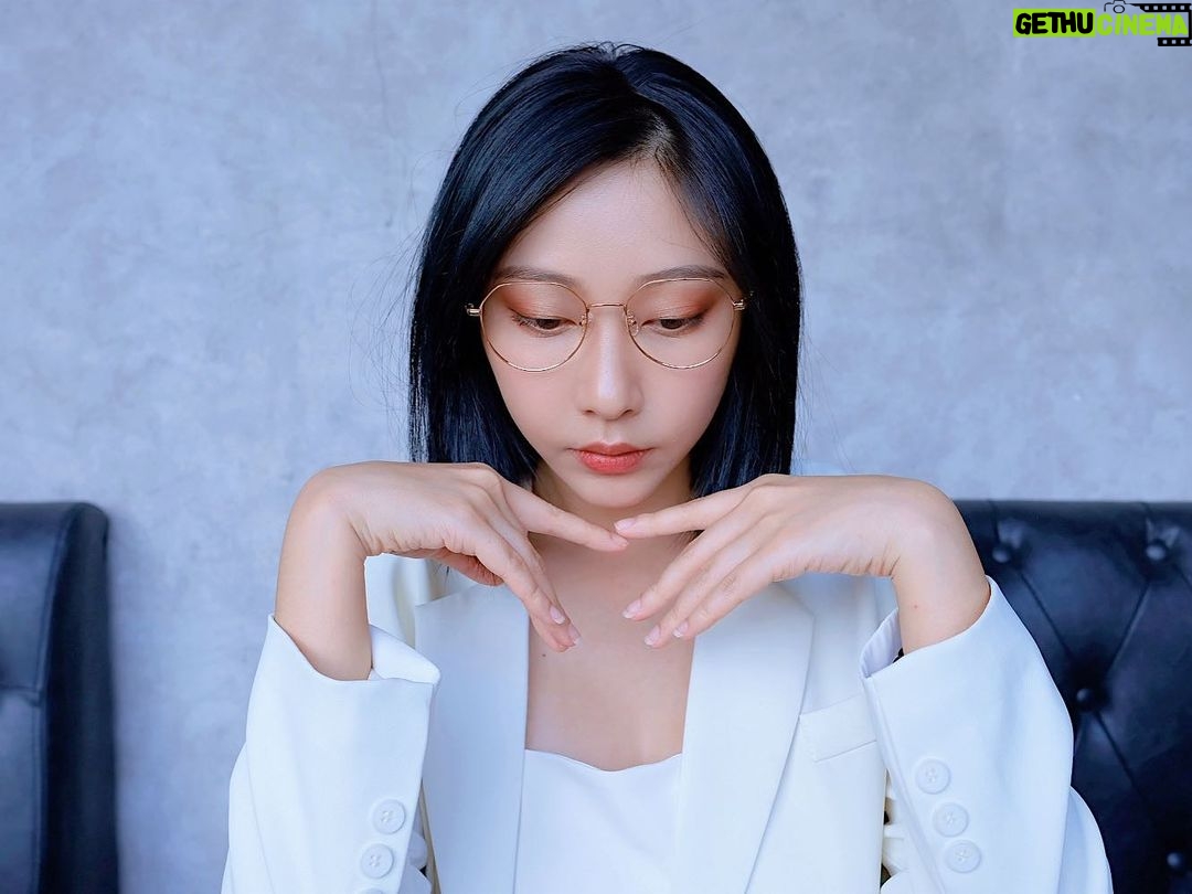 Yao Mi Instagram – 求智慧 求察覺力 以及睿智的雙眼 眼明心亮 明是非 辨善惡 如果累了 就戴上眼鏡 讓眼睛休息一下 😎🥸🤓 ...