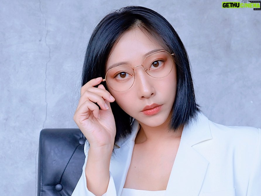 Yao Mi Instagram – 求智慧 求察覺力 以及睿智的雙眼 眼明心亮 明是非 辨善惡 如果累了 就戴上眼鏡 讓眼睛休息一下 😎🥸🤓 ...