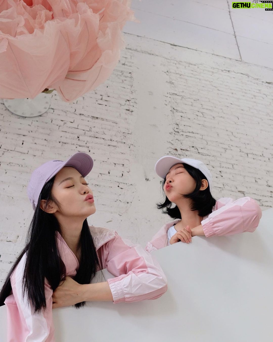 Yao Mi Instagram – @yyyrrr414 每日情人穿搭 是妳讓我的世界從那刻變成粉紅色 💕 珍惜每一次能見面相處的時間 我家 ...