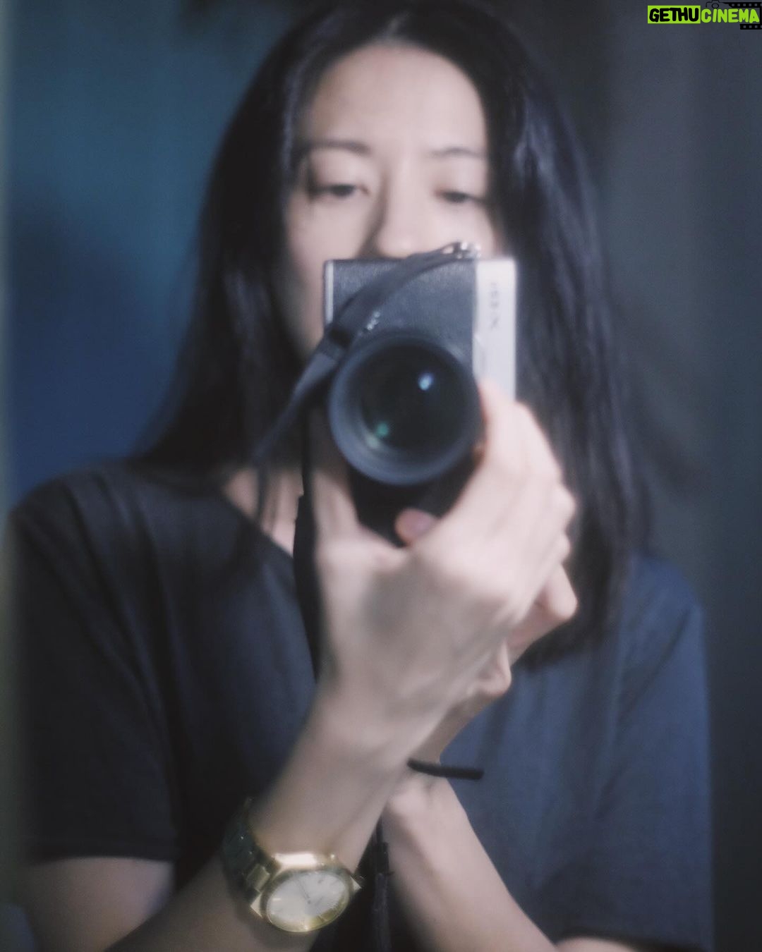 Allison Lin Instagram – 平安夜跟聖誕節當天都在拍片 覺得看見可愛的人們很幸福 而且今年也喝到了家常的熱紅酒 可以繼續寫 ...