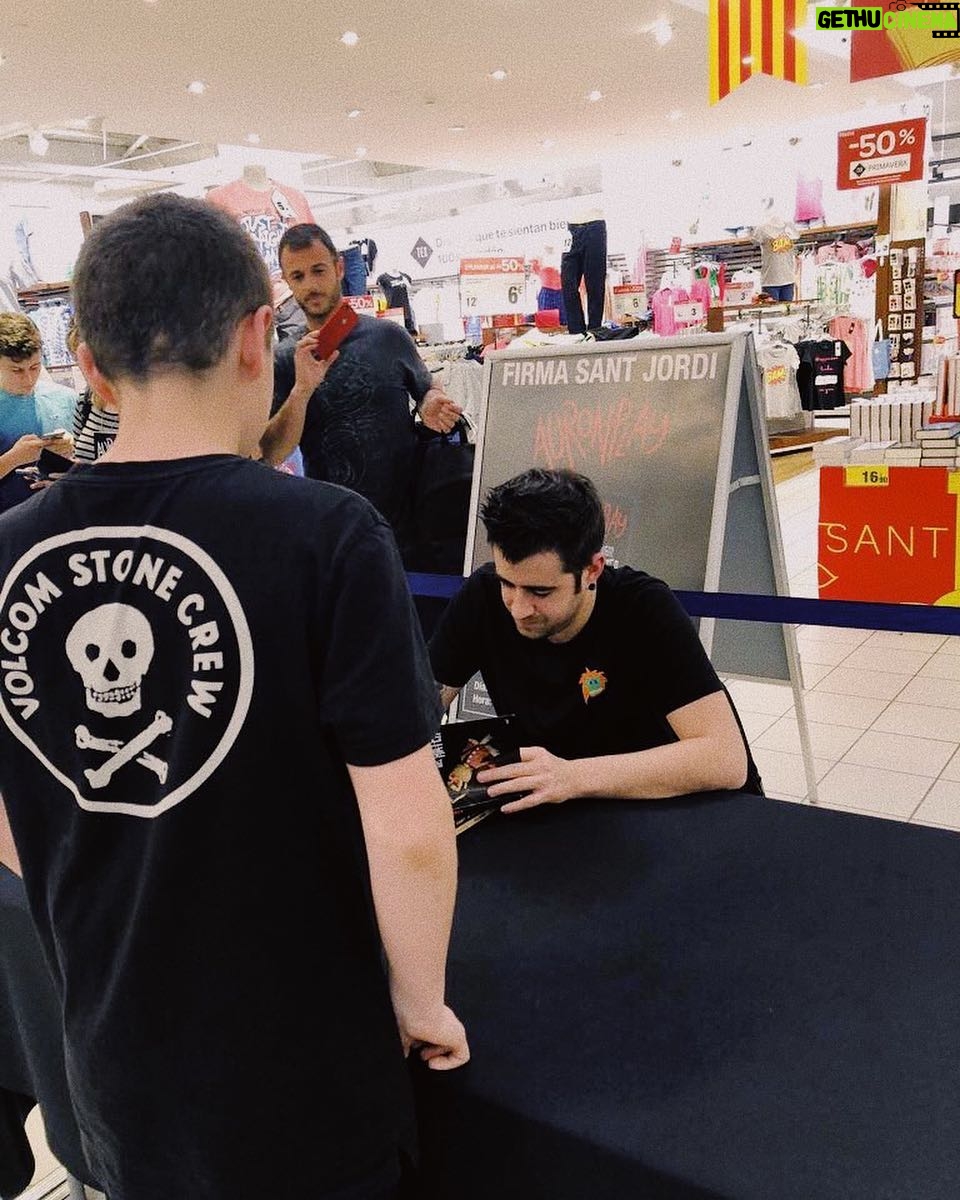 AuronPlay Instagram – ¡FELIZ DÍA DEL LIBRO! Ojito a la camiseta que ...