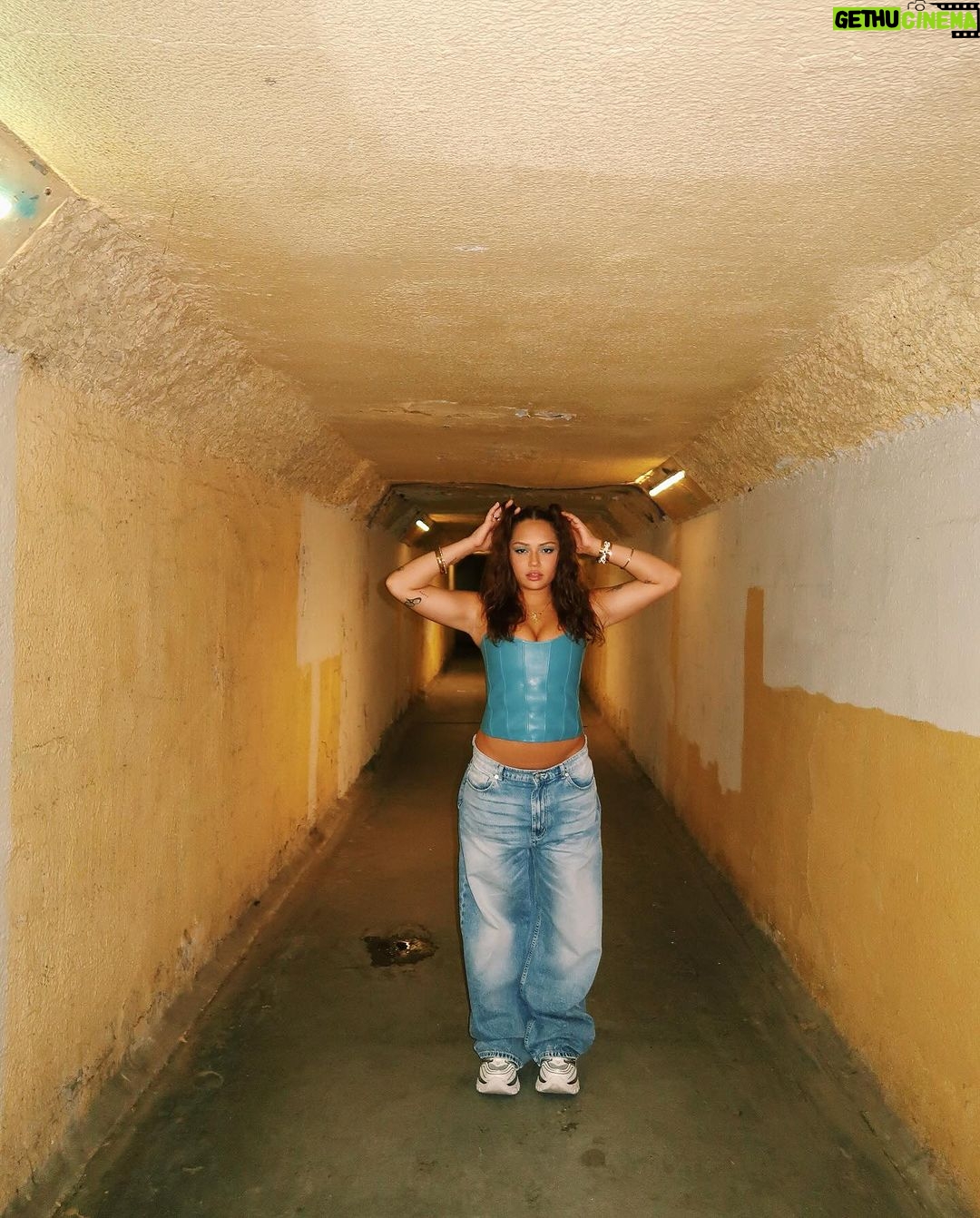 Avani Instagram – me in the tunnel i made under ur house 🫶🏼 0ur House ...