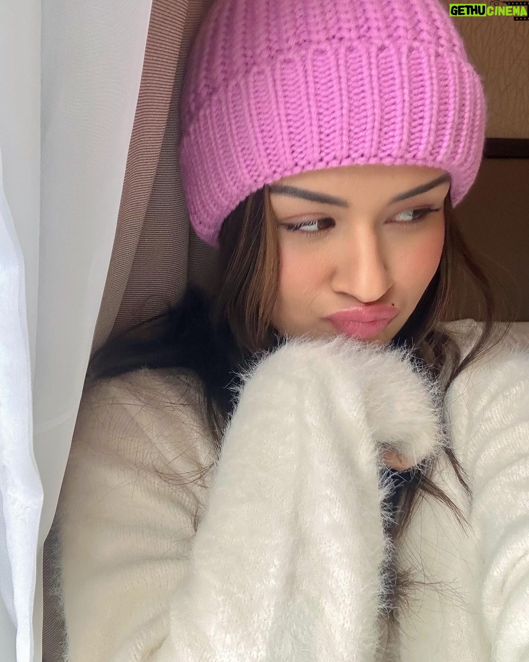 Avneet Kaur Instagram – Cold London mornings and my many moods💖 ️🍂⛄️ ...