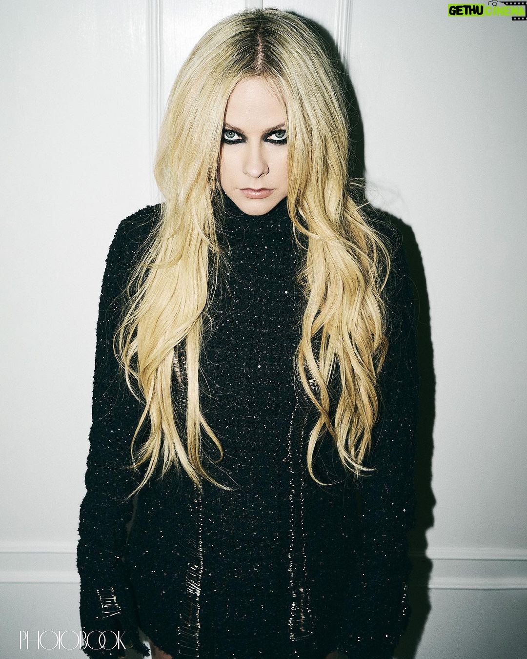 Avril Lavigne Instagram – 🖤🤍 @photobookmagazine #photobookmagazine ...