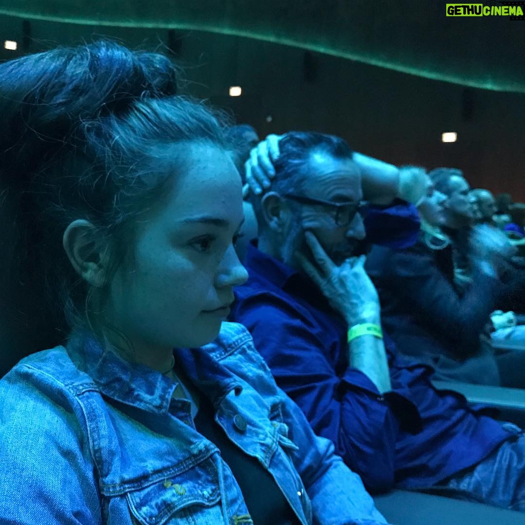 Ella Lee Instagram – Warten auf die ersten drei Folgen von DARK! #premiere #darkseries # ...