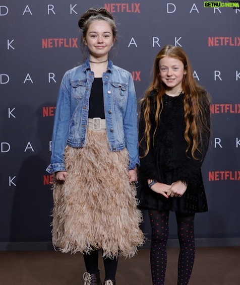 Ella Lee Instagram – DARK ist endlich draußen auf Netflix! Werft euch ...