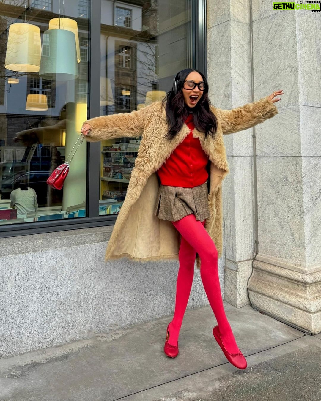 Eva Marisol Gutowski Instagram – It’s so preppy in here!!!🇨🇭 ️🏔️ Laax ...