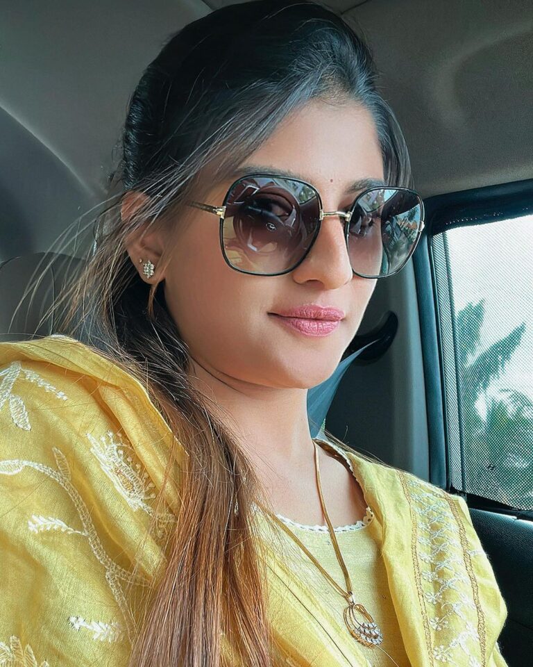 The Most Loved Instagram Photos of Gayatri Jadhav: Top 10